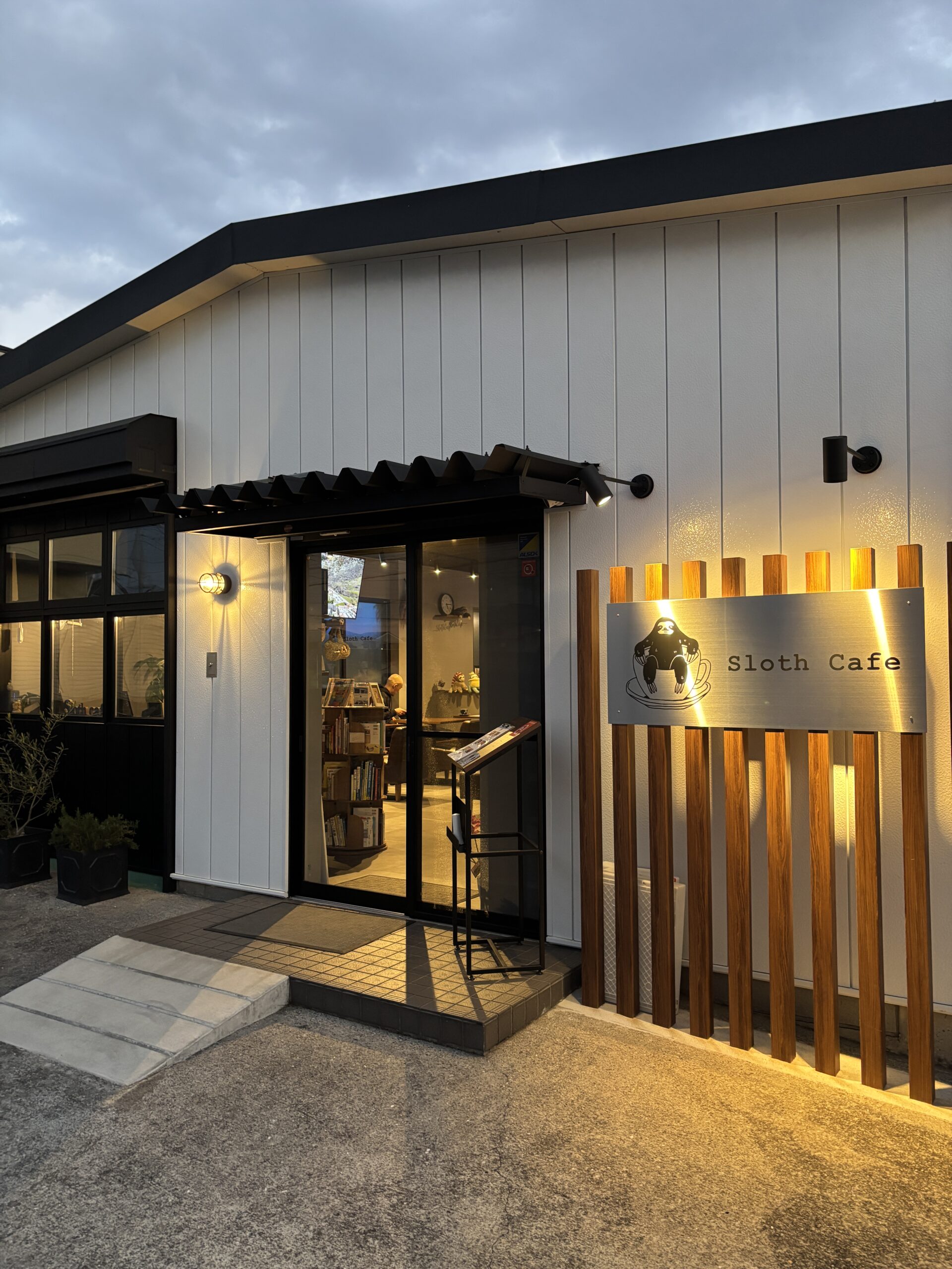 Sloth Cafe at Dusk – A Quiet and Relaxing Flow of Time - Sloth Cafe スロースカフェ
